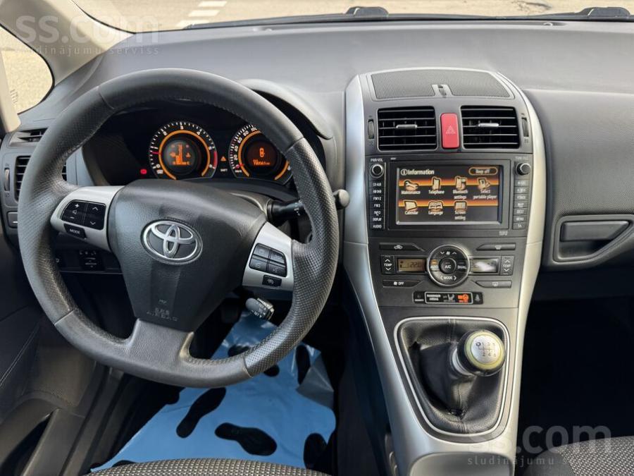 Grey Toyota Auris 2010 in Ogre, with an engine capacity of 2.00 L and mileage of 191 thousand km for 4800 €, photo 14 on AUTOMOTO.COM.LV