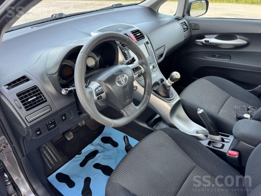 Grey Toyota Auris 2010 in Ogre, with an engine capacity of 2.00 L and mileage of 191 thousand km for 4800 €, photo 18 on AUTOMOTO.COM.LV