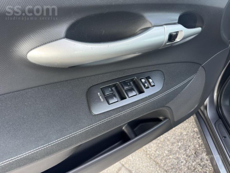 Grey Toyota Auris 2010 in Ogre, with an engine capacity of 2.00 L and mileage of 191 thousand km for 4800 €, photo 19 on AUTOMOTO.COM.LV
