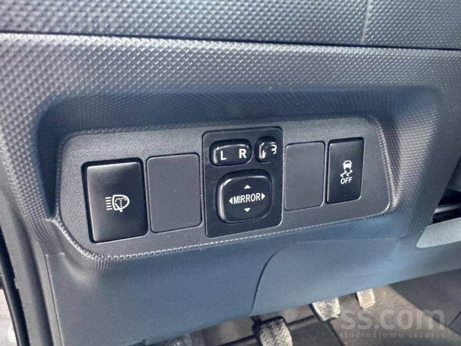 Grey Toyota Auris 2010 in Ogre, with an engine capacity of 2.00 L and mileage of 191 thousand km for 4800 €, photo 20 on AUTOMOTO.COM.LV