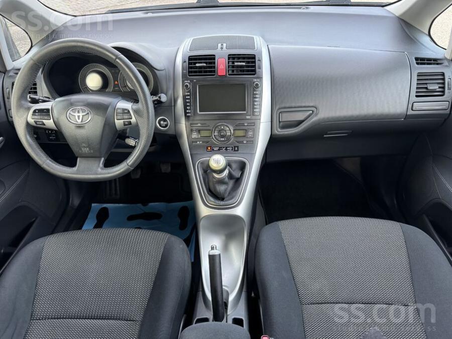 Grey Toyota Auris 2010 in Ogre, with an engine capacity of 2.00 L and mileage of 191 thousand km for 4800 €, photo 23 on AUTOMOTO.COM.LV