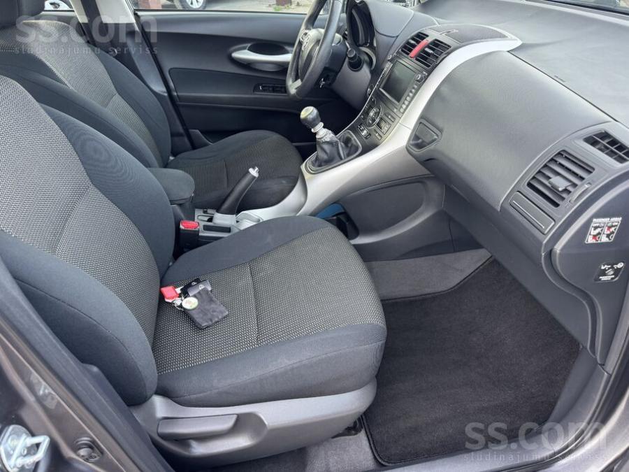Grey Toyota Auris 2010 in Ogre, with an engine capacity of 2.00 L and mileage of 191 thousand km for 4800 €, photo 24 on AUTOMOTO.COM.LV