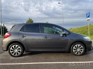Pelēks Toyota Auris 2011 Daugavpils, ar dzinēja tilpumu 2.00 L un nobraukumu 16 tūkst. km par 4800 €, foto 2 vietnē AUTOMOTO.COM.LV