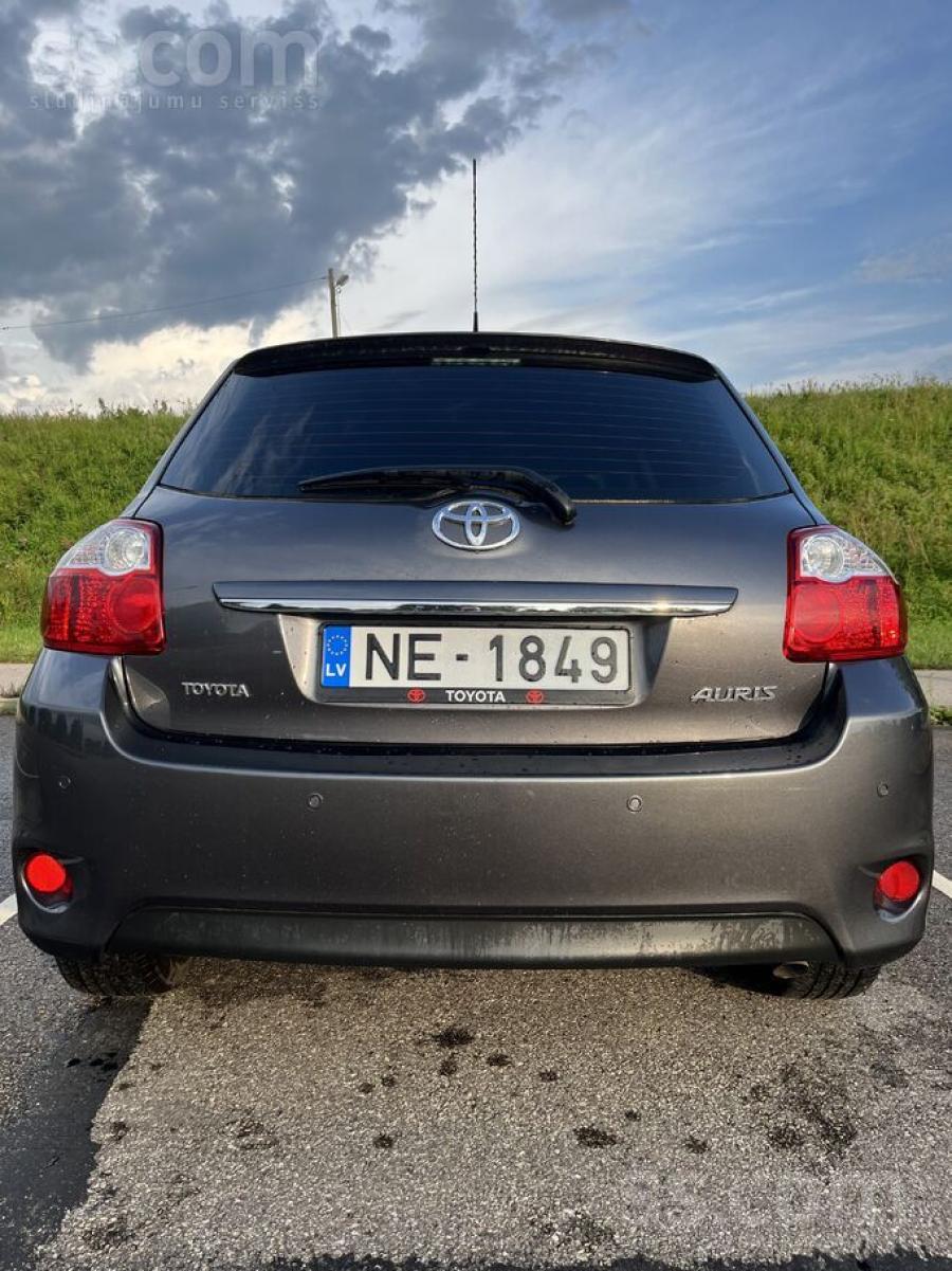 Pelēks Toyota Auris 2011 Daugavpils, ar dzinēja tilpumu 2.00 L un nobraukumu 16 tūkst. km par 4800 €, foto 3 vietnē AUTOMOTO.COM.LV