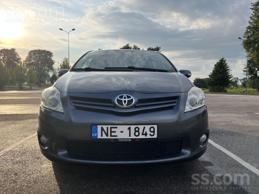 Pelēks Toyota Auris 2011 Daugavpils, ar dzinēja tilpumu 2.00 L un nobraukumu 16 tūkst. km par 4800 €, foto 4 vietnē AUTOMOTO.COM.LV