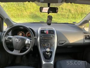 Pelēks Toyota Auris 2011 Daugavpils, ar dzinēja tilpumu 2.00 L un nobraukumu 16 tūkst. km par 4800 €, foto 5 vietnē AUTOMOTO.COM.LV