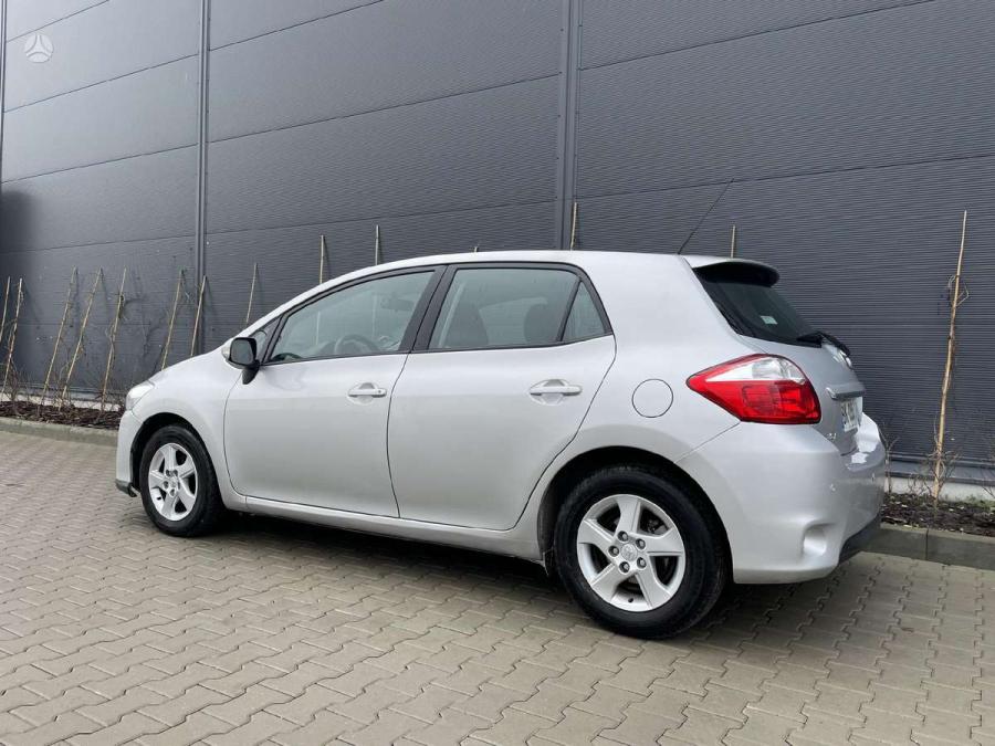 Pelēks Toyota Auris 2011 Viļņa, ar dzinēja tilpumu 1.80 L un nobraukumu 203 tūkst. km par 5950 €, foto 2 vietnē AUTOMOTO.COM.LV