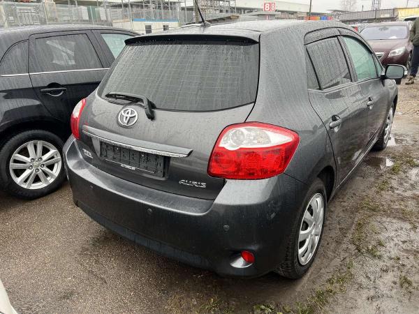 Grey Toyota Auris 2011 in Kaunas, with an engine capacity of 1.36 L and mileage of 137 thousand km for 4750 €, photo 4 on AUTOMOTO.COM.LV