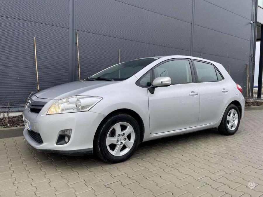 Pelēks Toyota Auris 2011 Viļņa, ar dzinēja tilpumu 1.80 L un nobraukumu 203 tūkst. km par 5950 €, foto 1 vietnē AUTOMOTO.COM.LV