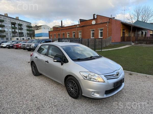 Pelēks Toyota Auris 2011 Ventspils, ar dzinēja tilpumu 2.00 L un nobraukumu 267 tūkst. km par 2400 €, foto 3 vietnē AUTOMOTO.COM.LV