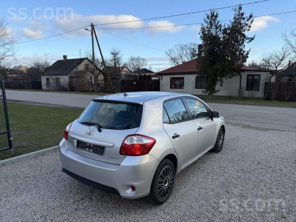 Pelēks Toyota Auris 2011 Ventspils, ar dzinēja tilpumu 2.00 L un nobraukumu 267 tūkst. km par 2400 €, foto 4 vietnē AUTOMOTO.COM.LV