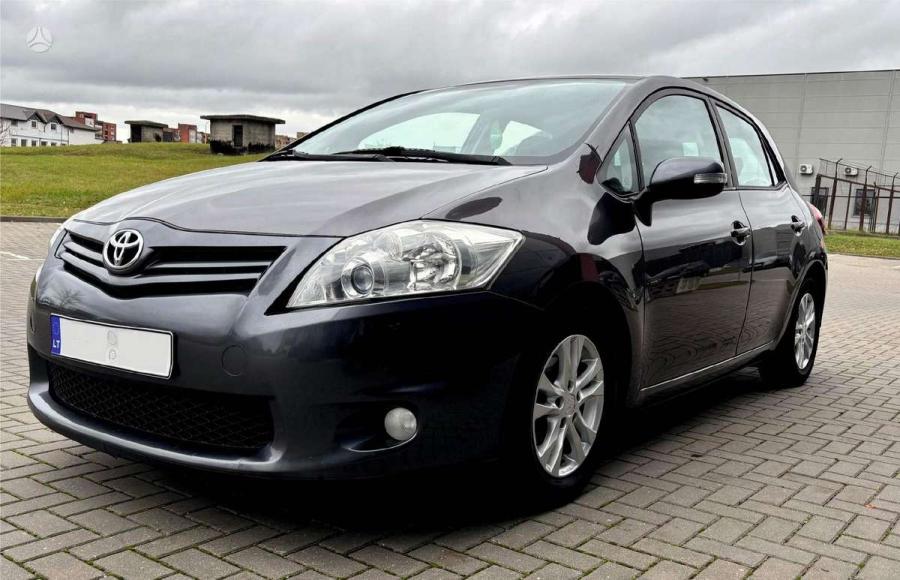 Grey Toyota Auris 2011 in Kaunas, with an engine capacity of 1.36 L and mileage of 187 thousand km for 4893 €, photo 1 on AUTOMOTO.COM.LV