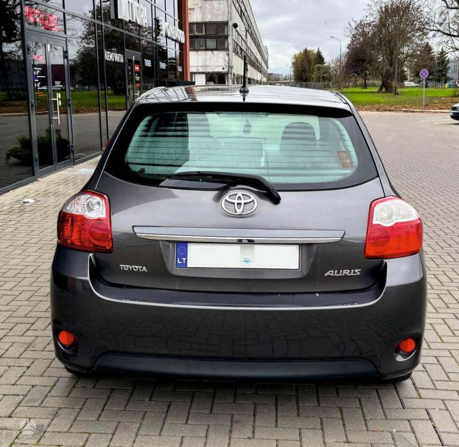 Grey Toyota Auris 2011 in Kaunas, with an engine capacity of 1.36 L and mileage of 187 thousand km for 4893 €, photo 2 on AUTOMOTO.COM.LV