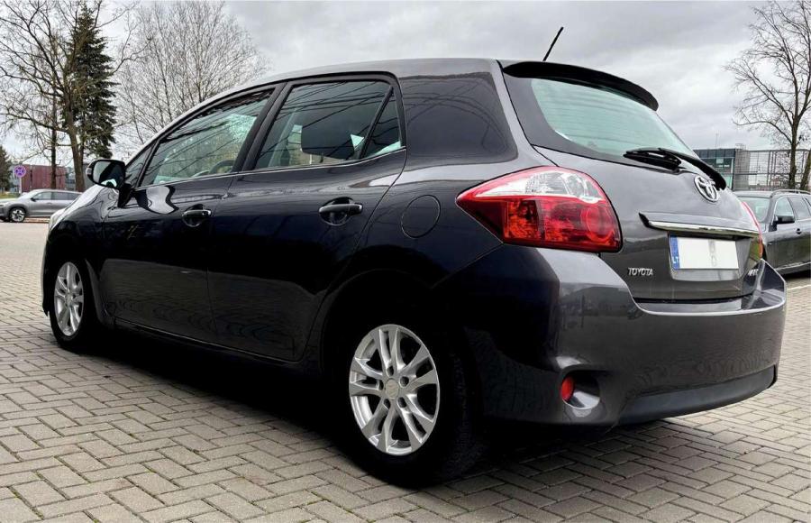 Grey Toyota Auris 2011 in Kaunas, with an engine capacity of 1.36 L and mileage of 187 thousand km for 4893 €, photo 3 on AUTOMOTO.COM.LV
