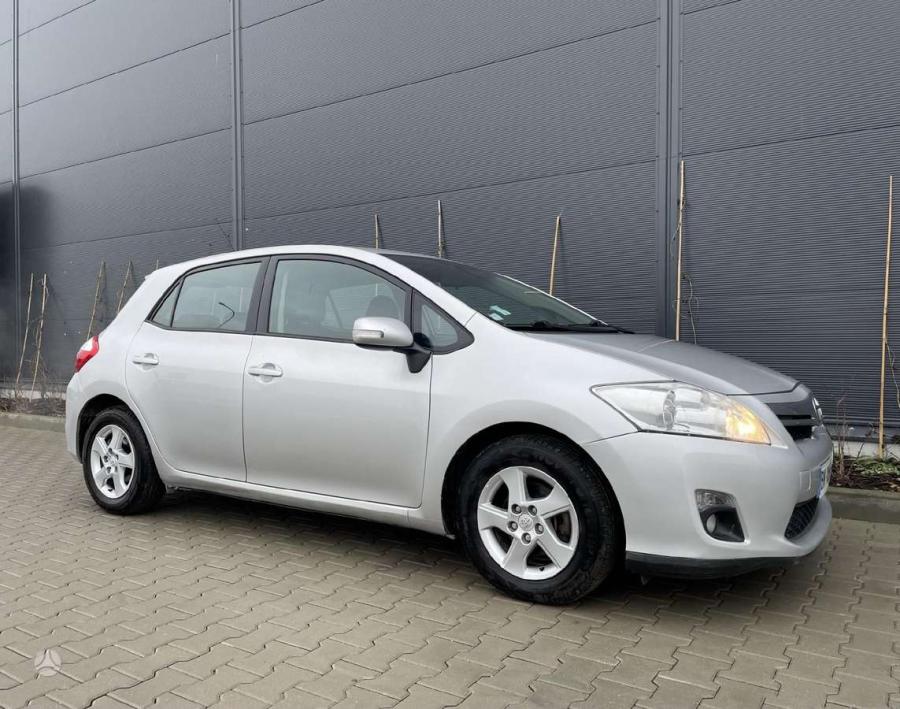 Pelēks Toyota Auris 2011 Viļņa, ar dzinēja tilpumu 1.80 L un nobraukumu 203 tūkst. km par 5950 €, foto 3 vietnē AUTOMOTO.COM.LV