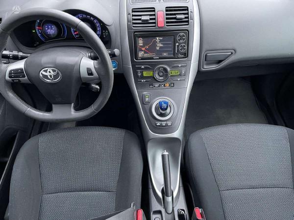 Grey Toyota Auris 2011 in Vilnius, with an engine capacity of 1.80 L and mileage of 203 thousand km for 5950 €, photo 5 on AUTOMOTO.COM.LV