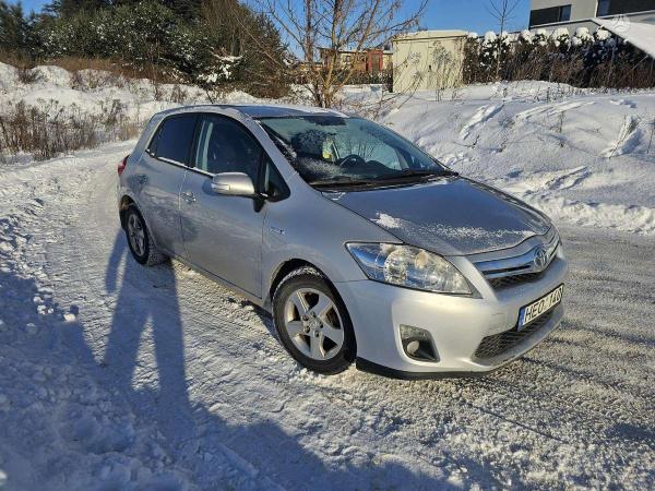 Pelēks Toyota Auris 2011 Viļņa, ar dzinēja tilpumu 1.80 L un nobraukumu 127 tūkst. km par 5500 €, foto 2 vietnē AUTOMOTO.COM.LV