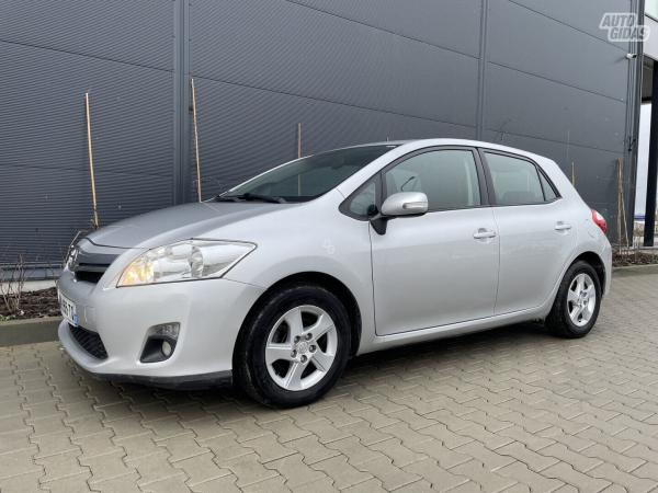 Pelēks Toyota Auris 2011 Viļņa, ar dzinēja tilpumu 1.80 L un nobraukumu 203 tūkst. km par 5950 €, foto 1 vietnē AUTOMOTO.COM.LV