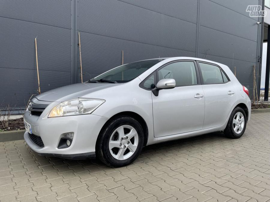 Grey Toyota Auris 2011 in Vilnius, with an engine capacity of 1.80 L and mileage of 203 thousand km for 5950 €, photo 1 on AUTOMOTO.COM.LV