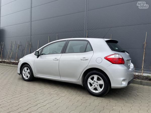 Pelēks Toyota Auris 2011 Viļņa, ar dzinēja tilpumu 1.80 L un nobraukumu 203 tūkst. km par 5950 €, foto 2 vietnē AUTOMOTO.COM.LV