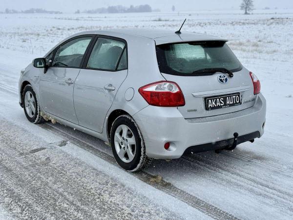 Grey Toyota Auris 2011 in Vilkaviskis, with an engine capacity of 1.80 L and mileage of 308 thousand km for 5300 €, photo 3 on AUTOMOTO.COM.LV