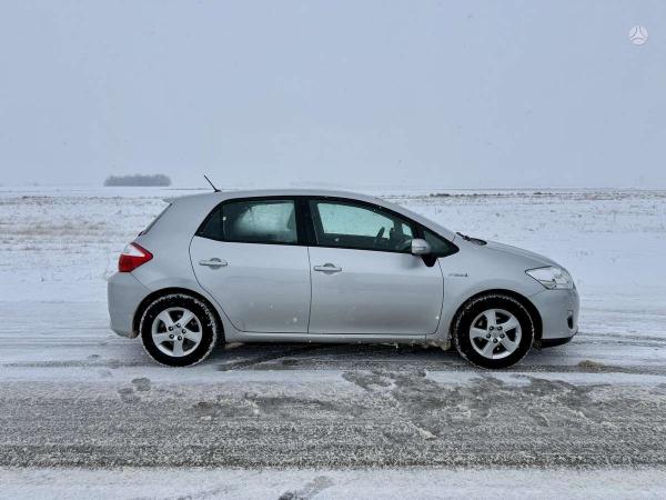 Grey Toyota Auris 2011 in Vilkaviskis, with an engine capacity of 1.80 L and mileage of 308 thousand km for 5300 €, photo 5 on AUTOMOTO.COM.LV