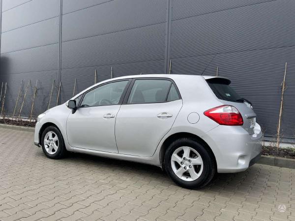 Pelēks Toyota Auris 2011 Viļņa, ar dzinēja tilpumu 1.80 L un nobraukumu 203 tūkst. km par 5750 €, foto 2 vietnē AUTOMOTO.COM.LV