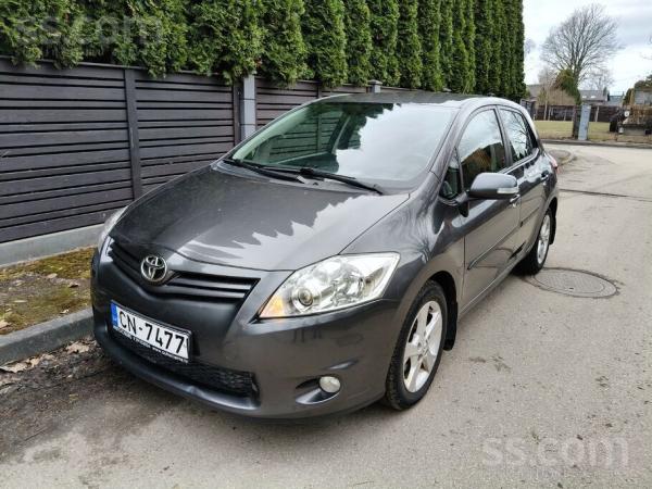 Pelēks Toyota Auris 2011 Rīga, ar dzinēja tilpumu 2.00 L un nobraukumu 251 tūkst. km par 2850 €, foto 1 vietnē AUTOMOTO.COM.LV