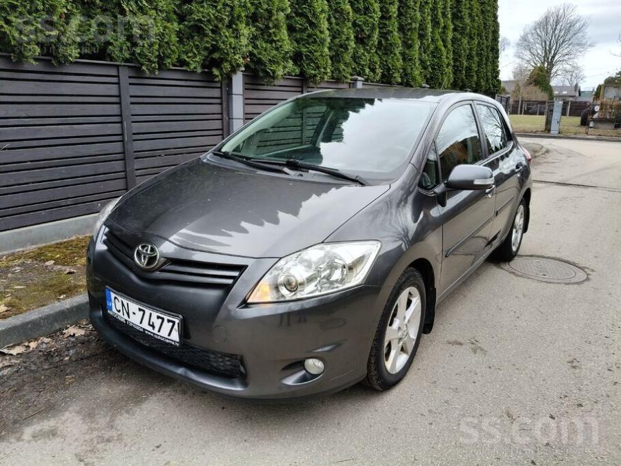Grey Toyota Auris 2011 in Riga, with an engine capacity of 2.00 L and mileage of 251 thousand km for 2850 €, photo 1 on AUTOMOTO.COM.LV