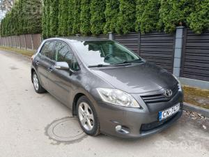 Grey Toyota Auris 2011 in Riga, with an engine capacity of 2.00 L and mileage of 251 thousand km for 2850 €, photo 2 on AUTOMOTO.COM.LV
