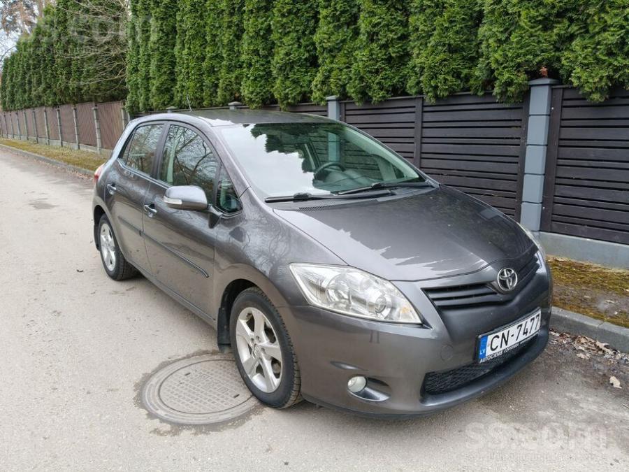 Grey Toyota Auris 2011 in Riga, with an engine capacity of 2.00 L and mileage of 251 thousand km for 2850 €, photo 2 on AUTOMOTO.COM.LV