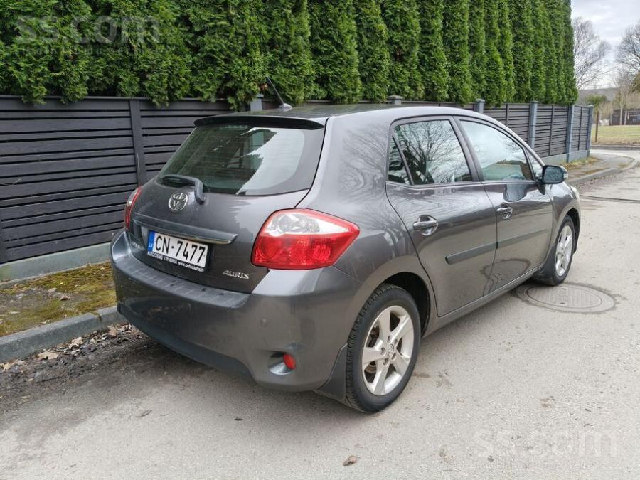 Grey Toyota Auris 2011 in Riga, with an engine capacity of 2.00 L and mileage of 251 thousand km for 2850 €, photo 3 on AUTOMOTO.COM.LV