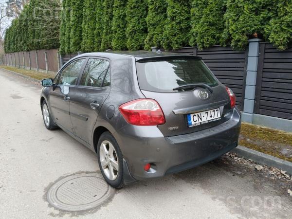 Pelēks Toyota Auris 2011 Rīga, ar dzinēja tilpumu 2.00 L un nobraukumu 251 tūkst. km par 2850 €, foto 4 vietnē AUTOMOTO.COM.LV