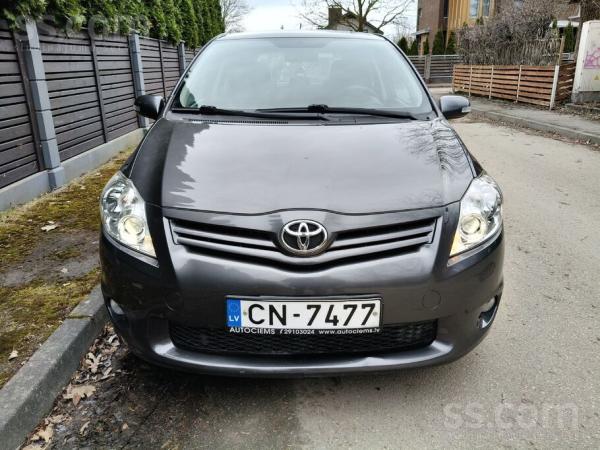 Pelēks Toyota Auris 2011 Rīga, ar dzinēja tilpumu 2.00 L un nobraukumu 251 tūkst. km par 2850 €, foto 5 vietnē AUTOMOTO.COM.LV