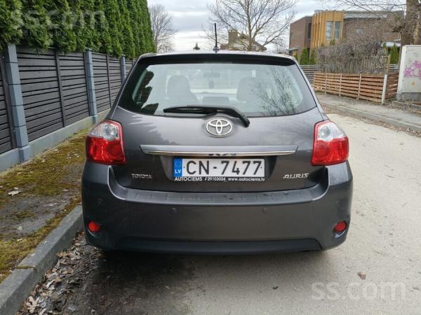 Pelēks Toyota Auris 2011 Rīga, ar dzinēja tilpumu 2.00 L un nobraukumu 251 tūkst. km par 2850 €, foto 6 vietnē AUTOMOTO.COM.LV