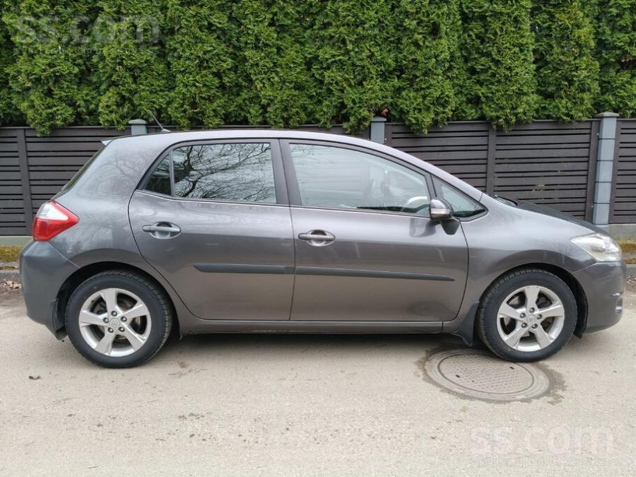 Grey Toyota Auris 2011 in Riga, with an engine capacity of 2.00 L and mileage of 251 thousand km for 2850 €, photo 7 on AUTOMOTO.COM.LV