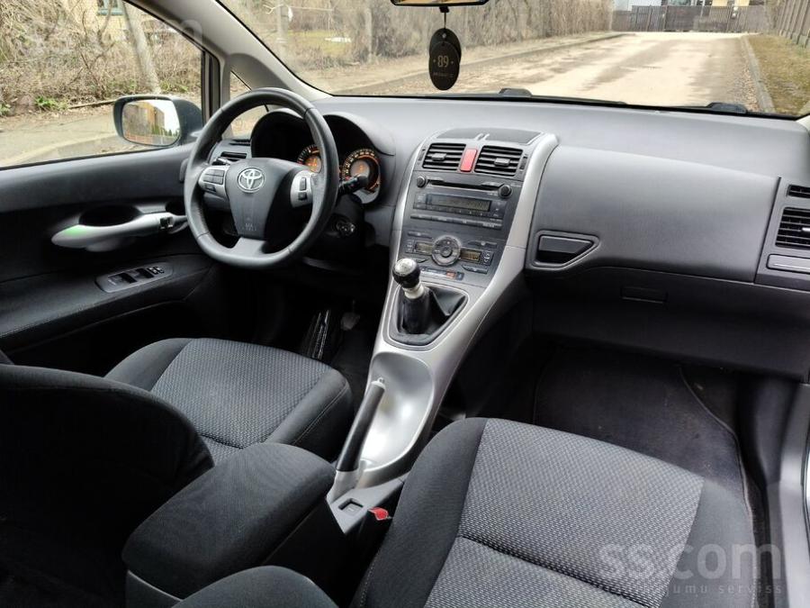 Grey Toyota Auris 2011 in Riga, with an engine capacity of 2.00 L and mileage of 251 thousand km for 2850 €, photo 8 on AUTOMOTO.COM.LV