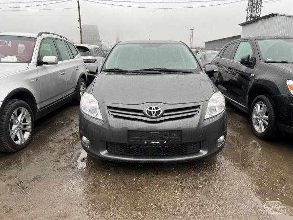 Grey Toyota Auris 2011 in Kaunas, with an engine capacity of 1.40 L and mileage of 137 thousand km for 4500 €, photo 1 on AUTOMOTO.COM.LV