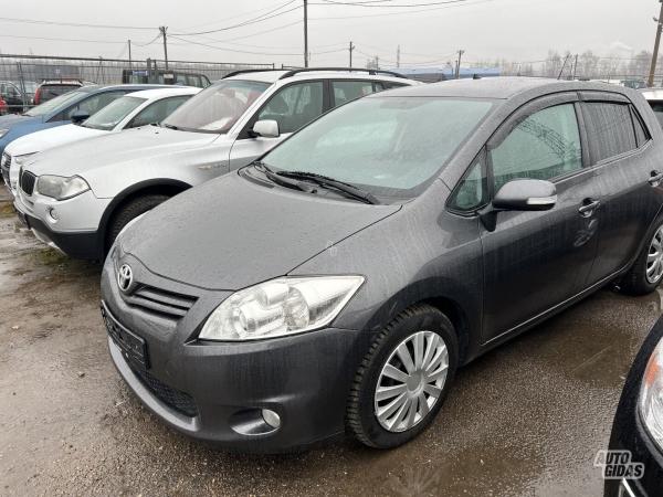 Grey Toyota Auris 2011 in Kaunas, with an engine capacity of 1.40 L and mileage of 137 thousand km for 4500 €, photo 2 on AUTOMOTO.COM.LV