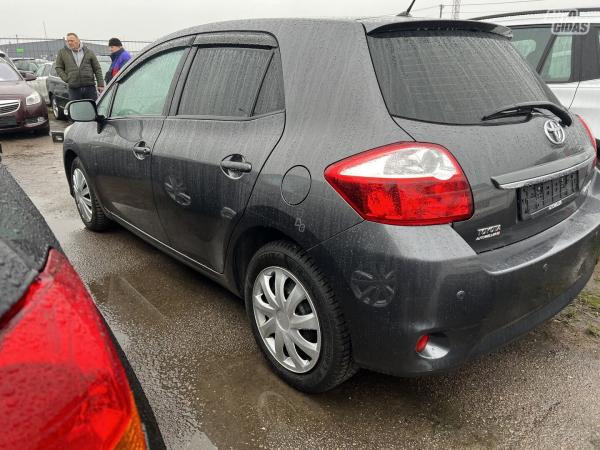 Grey Toyota Auris 2011 in Kaunas, with an engine capacity of 1.40 L and mileage of 137 thousand km for 4500 €, photo 3 on AUTOMOTO.COM.LV