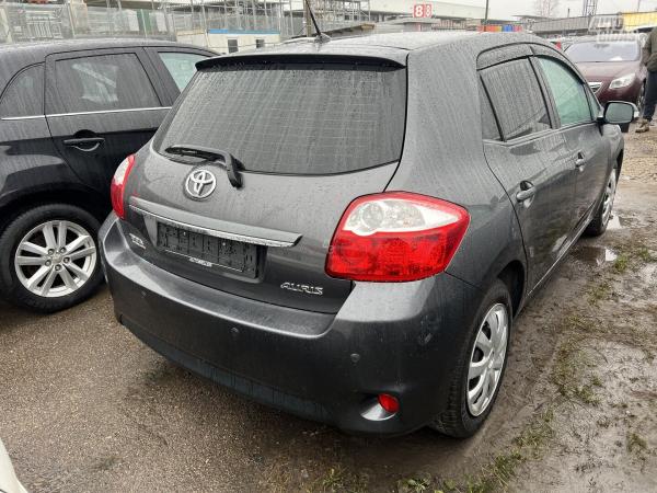 Grey Toyota Auris 2011 in Kaunas, with an engine capacity of 1.40 L and mileage of 137 thousand km for 4500 €, photo 4 on AUTOMOTO.COM.LV