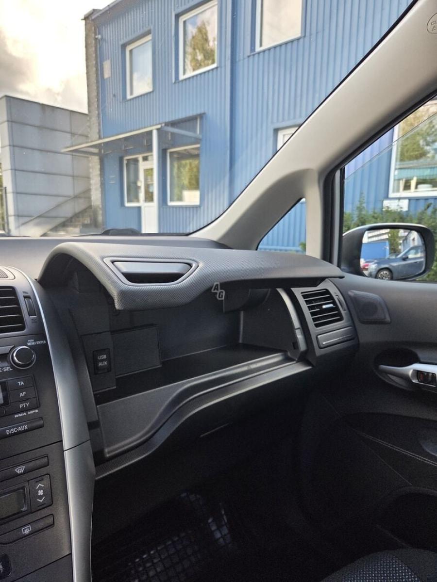 Pelēks Toyota Auris 2011 Ukmergė, ar dzinēja tilpumu 1.80 L un nobraukumu 180 tūkst. km par 6450 €, foto 24 vietnē AUTOMOTO.COM.LV