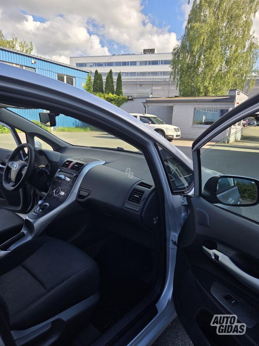 Pelēks Toyota Auris 2011 Ukmergė, ar dzinēja tilpumu 1.80 L un nobraukumu 180 tūkst. km par 6450 €, foto 25 vietnē AUTOMOTO.COM.LV