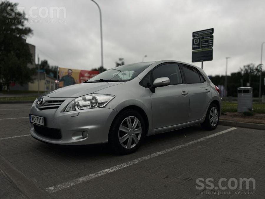 Grey Toyota Auris 2011 in Riga, with an engine capacity of 1.40 L and mileage of 271 thousand km for 3499 €, photo 3 on AUTOMOTO.COM.LV