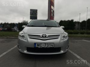 Grey Toyota Auris 2011 in Riga, with an engine capacity of 1.40 L and mileage of 271 thousand km for 3499 €, photo 6 on AUTOMOTO.COM.LV