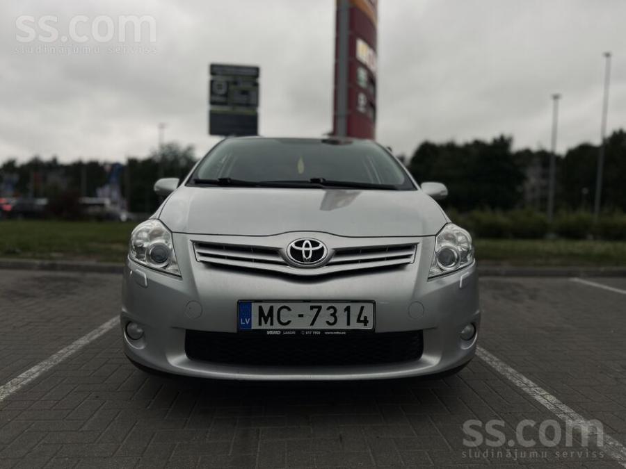 Grey Toyota Auris 2011 in Riga, with an engine capacity of 1.40 L and mileage of 271 thousand km for 3499 €, photo 6 on AUTOMOTO.COM.LV