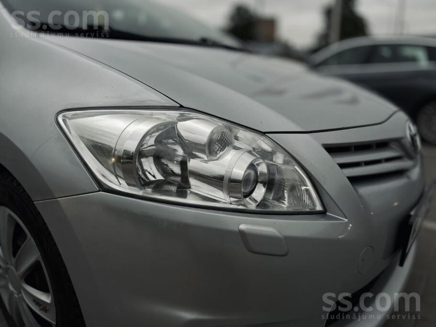 Grey Toyota Auris 2011 in Riga, with an engine capacity of 1.40 L and mileage of 271 thousand km for 3499 €, photo 8 on AUTOMOTO.COM.LV