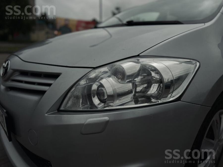 Grey Toyota Auris 2011 in Riga, with an engine capacity of 1.40 L and mileage of 271 thousand km for 3499 €, photo 9 on AUTOMOTO.COM.LV