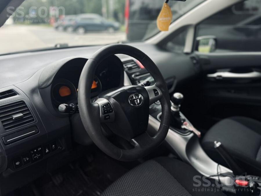 Grey Toyota Auris 2011 in Riga, with an engine capacity of 1.40 L and mileage of 271 thousand km for 3499 €, photo 10 on AUTOMOTO.COM.LV