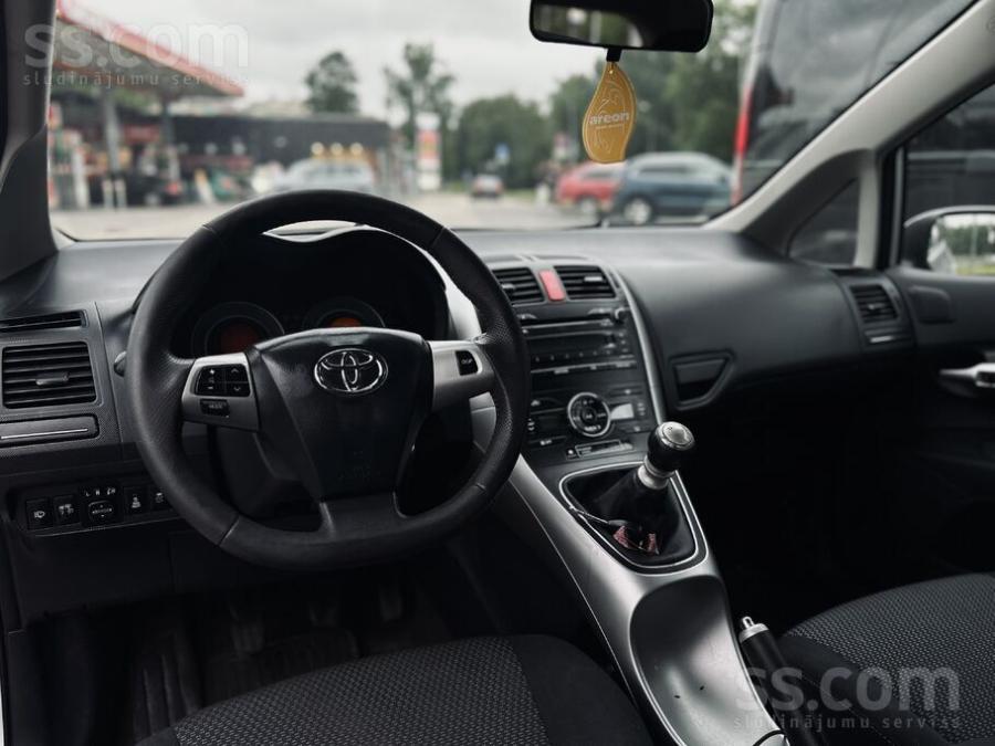 Grey Toyota Auris 2011 in Riga, with an engine capacity of 1.40 L and mileage of 271 thousand km for 3499 €, photo 11 on AUTOMOTO.COM.LV